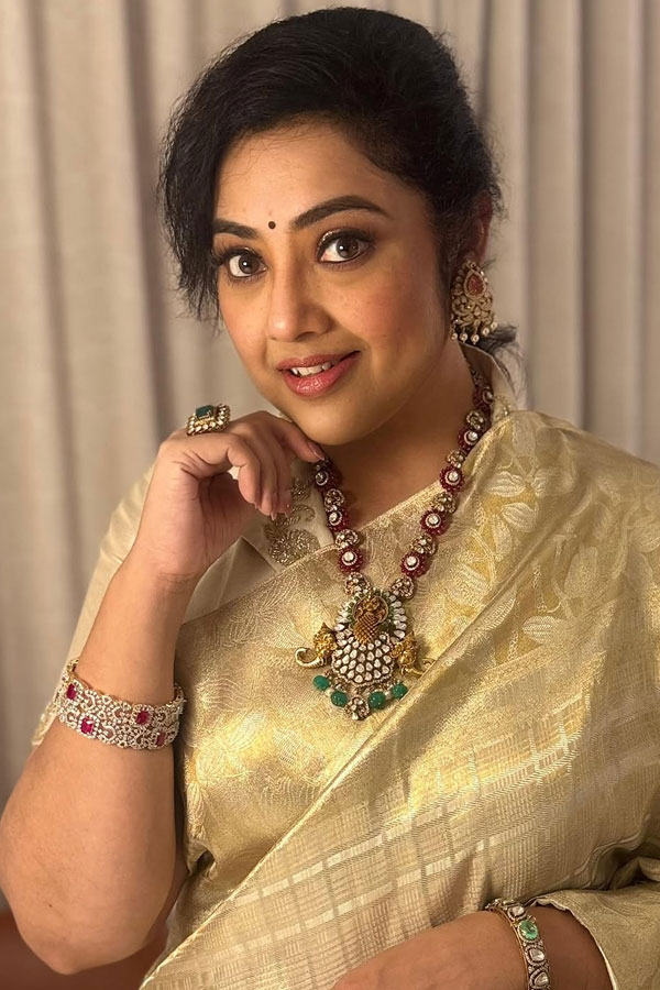 ట్రెండీ వేర్ కాదు.. చీరలో ఒకప్పటి హీరోయిన్ మీనా (ఫొటోలు) | Actress ...