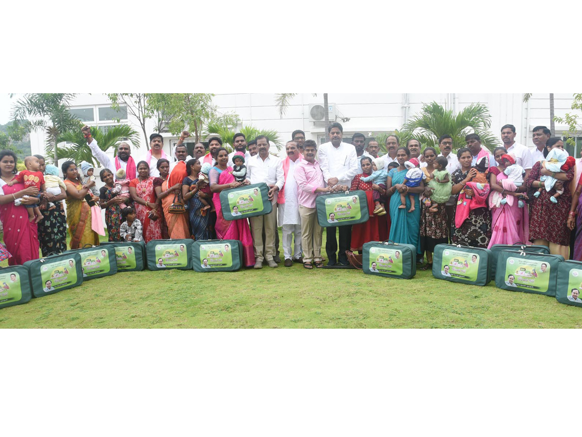 కేటీఆర్‌ జన్మదినం.. తల్లులకు కేసీఆర్‌ కిట్లు పంపిణీ (ఫోటోలు) | KCR kits ...
