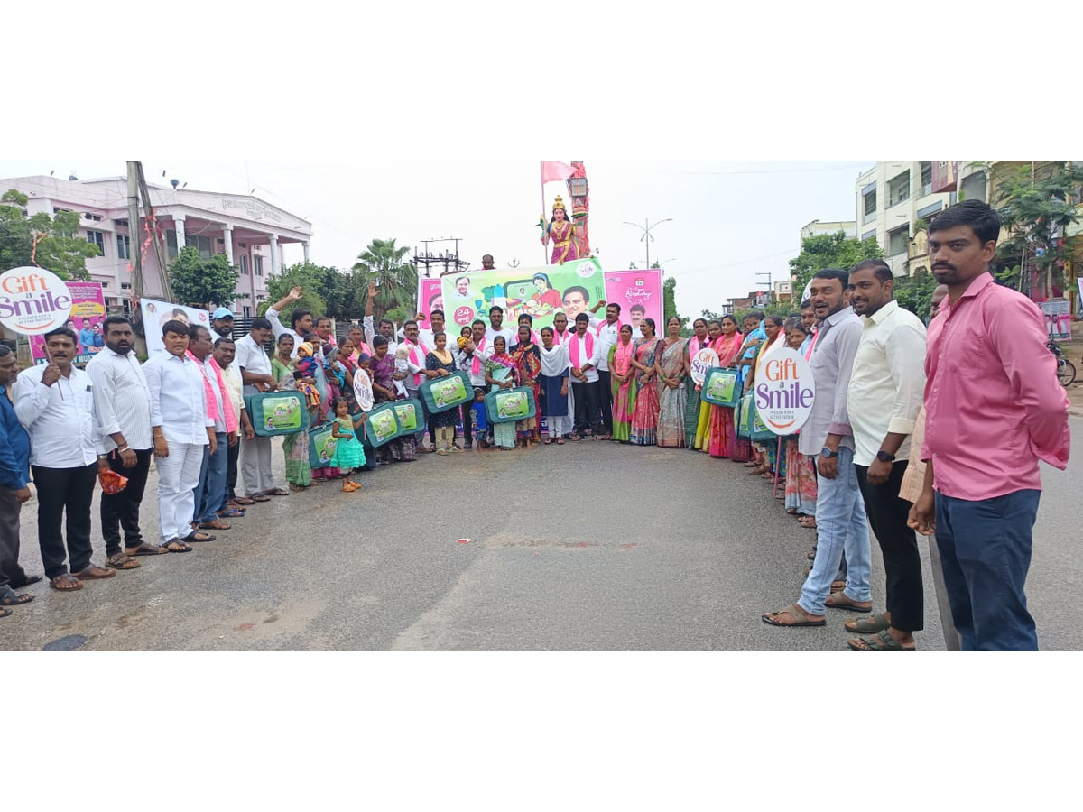 కేటీఆర్‌ జన్మదినం.. తల్లులకు కేసీఆర్‌ కిట్లు పంపిణీ (ఫోటోలు) | KCR kits ...