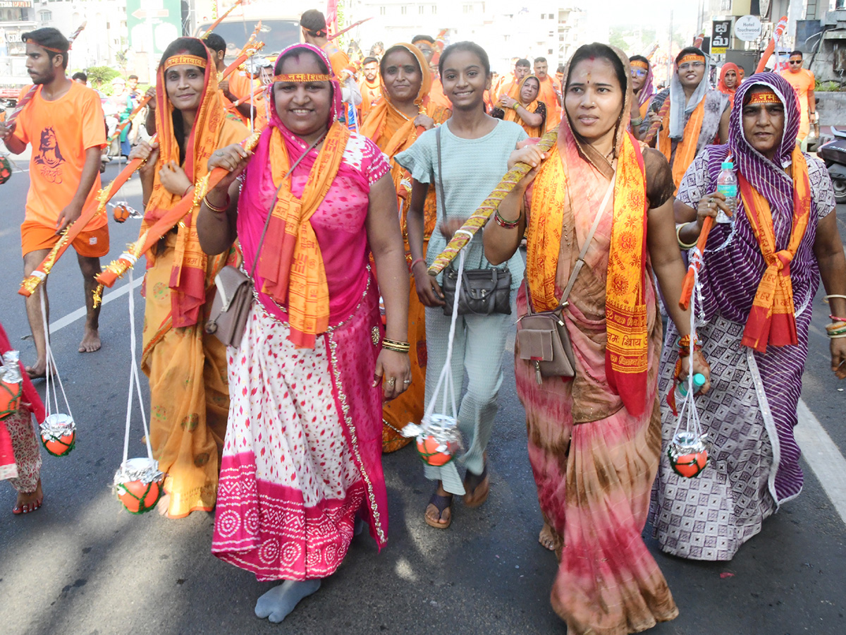 విశాఖలో ఘనంగా మార్వాడీల 'కావడి యాత్ర' (ఫొటోలు) | Marwadis Conducted ...