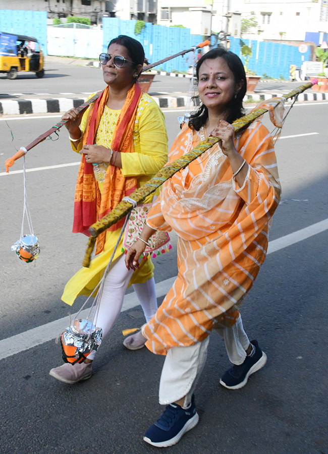 విశాఖలో ఘనంగా మార్వాడీల 'కావడి యాత్ర' (ఫొటోలు) | Marwadis Conducted ...