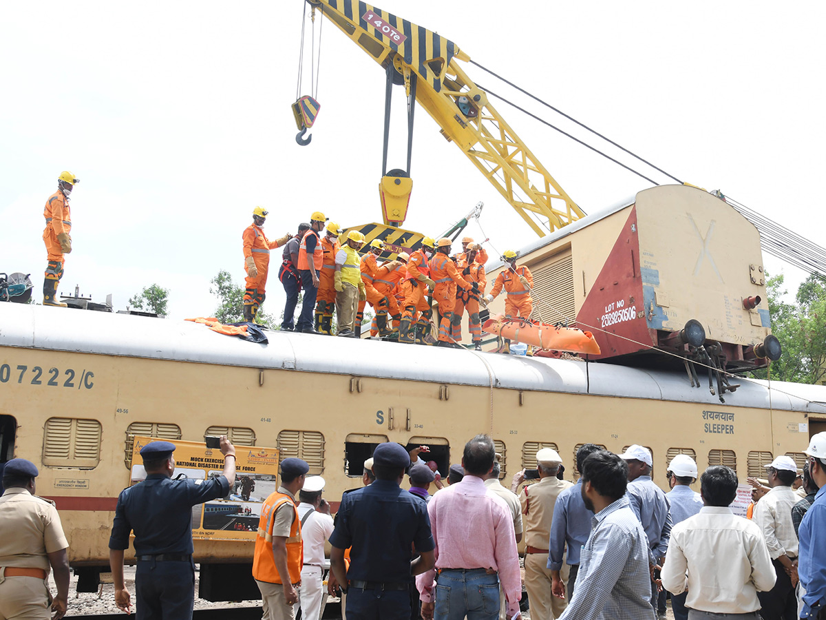 విజయవాడ : రైలు ప్రమాదాల సమయంలో ప్రాణనష్టం నివారణపై మెగా మాక్‌ డ్రిల్ ...