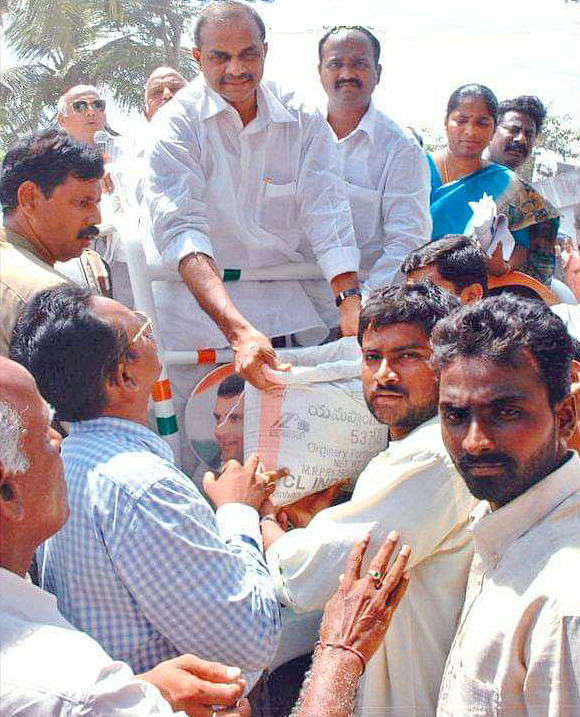 వైఎస్సార్‌.. అరుదైన చిత్రమాలిక | YS Rajasekhara Reddy Rare And Unseen ...