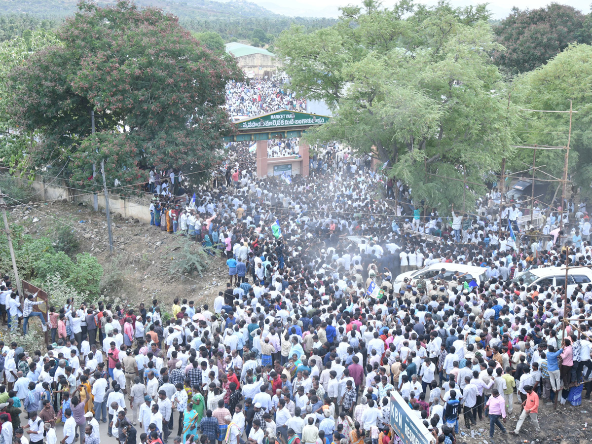 బంగారుపాళ్యం వీధుల్లో జనసునామీ (ఫొటోలు) | Heavy Public Crowd To Meet YS ...