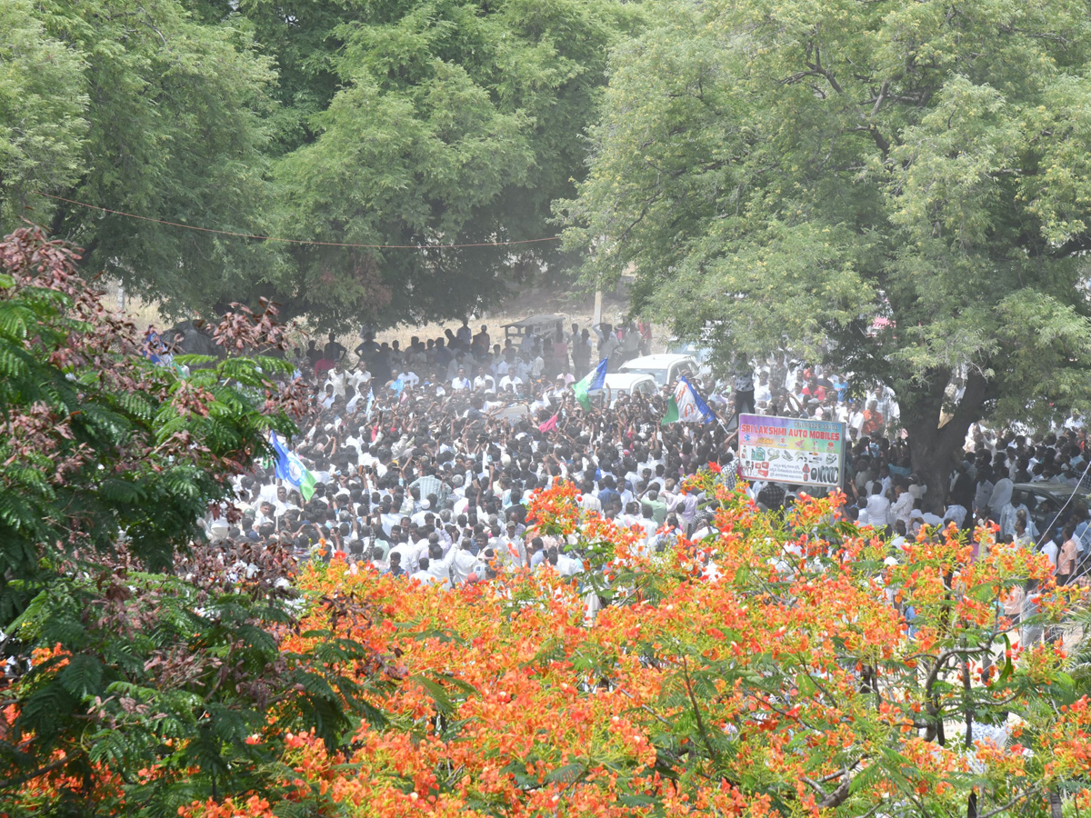 బంగారుపాళ్యం వీధుల్లో జనసునామీ (ఫొటోలు) | Heavy Public Crowd To Meet YS ...