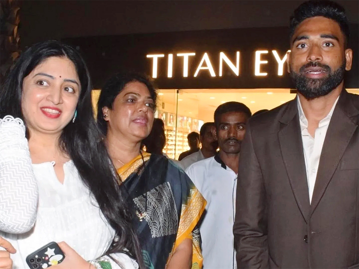 హైదరాబాద్‌ : కిర్మాణీ ఆటోబయోగ్రఫీని ఆవిష్కరించిన సిరాజ్‌ (ఫొటోలు ...