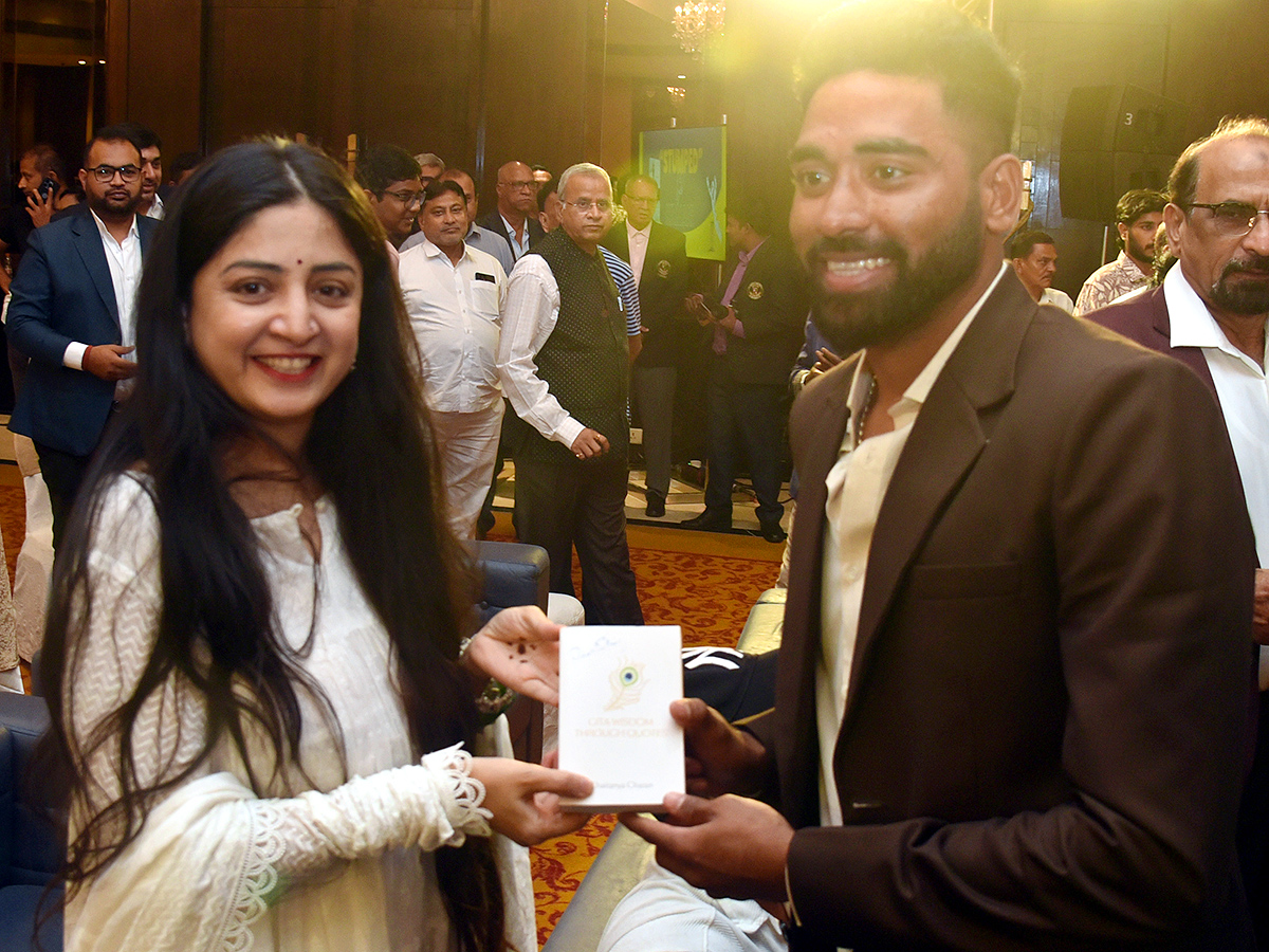 హైదరాబాద్‌ : కిర్మాణీ ఆటోబయోగ్రఫీని ఆవిష్కరించిన సిరాజ్‌ (ఫొటోలు ...