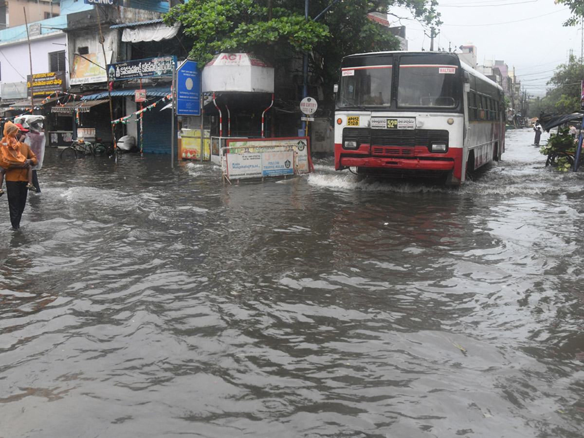 భారీ వర్షం విశాఖపట్నం విలవిల (ఫొటోలు) | Heavy Rain in Visakhapatnam ...