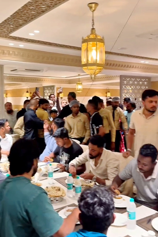 జోహార్ఫా రెస్టారెంట్‌లో సందడి చేసిన మహ్మద్‌ సిరాజ్‌(ఫోటోలు) | Indian ...