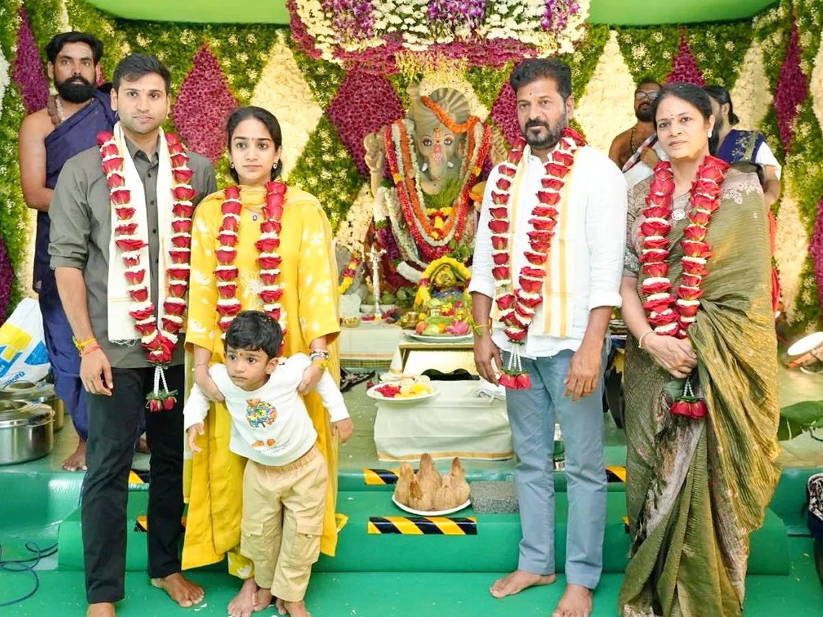 కుటుంబ సమేతంగా గణపతి పూజలో తెలంగాణా సీఎం రేవంత్‌ రెడ్డి (ఫొటోలు ...