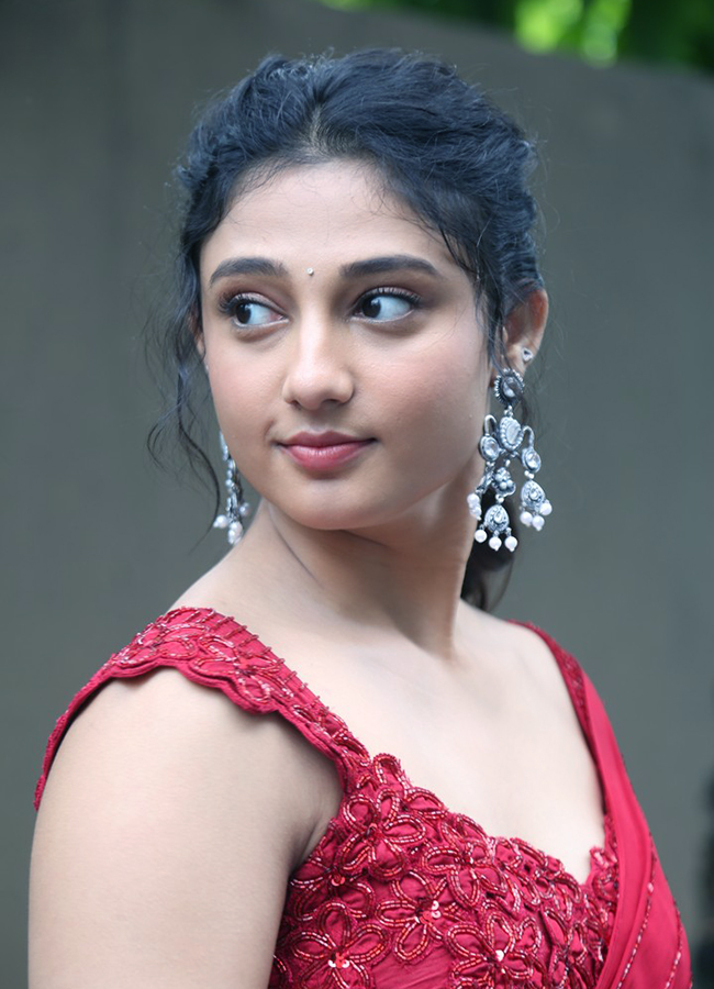 రెడ్‌ కలర్‌ శారీలో మెరిసిపోతున్న హీరోయిన్ రితికా నాయక్ (ఫొటోలు) | Mirai ...