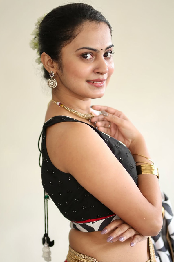 బ్యూటీఫుల్ శారీలో బ్యూటీ హీరోయిన్ నీలఖి పాత్ర (ఫోటోలు) | Beauty Movie ...