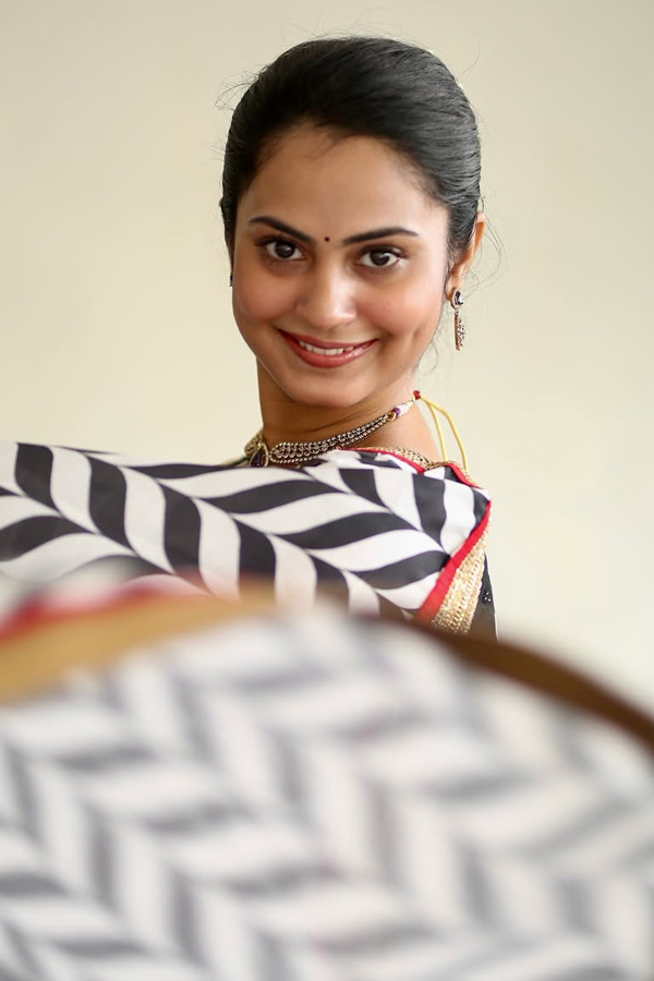 బ్యూటీఫుల్ శారీలో బ్యూటీ హీరోయిన్ నీలఖి పాత్ర (ఫోటోలు) | Beauty Movie ...