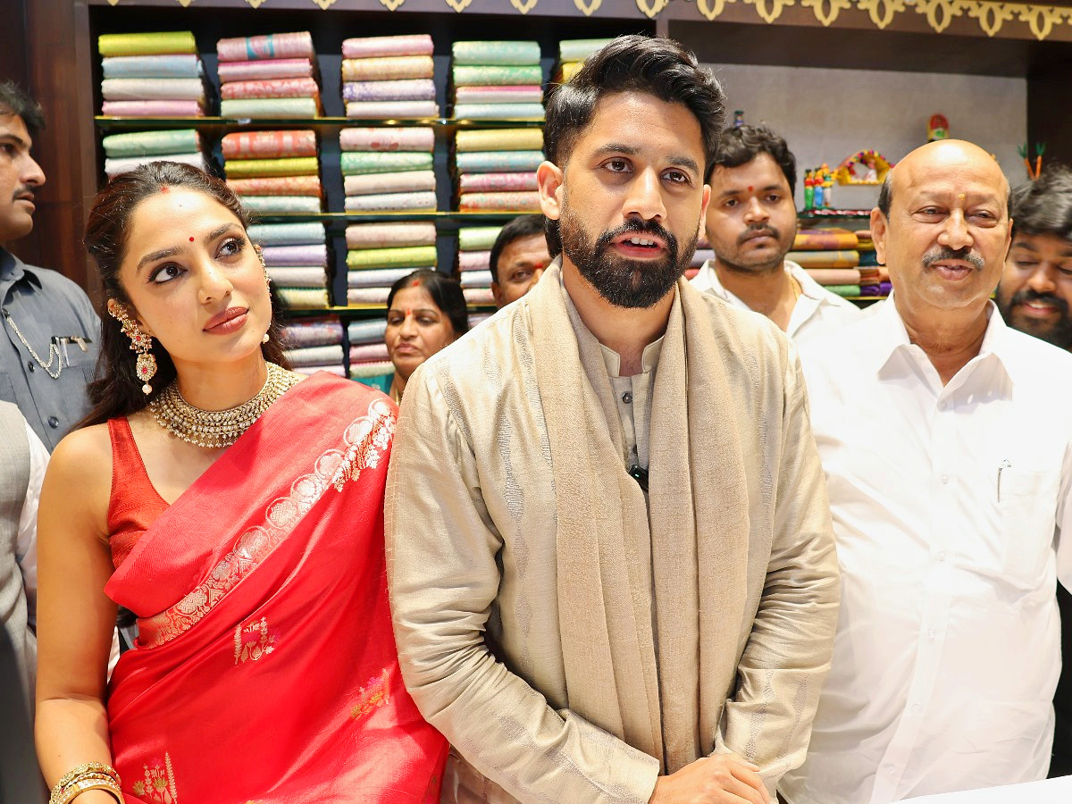 షాపింగ్‌మాల్ ఓపెనింగ్‌లో నాగచైతన్య-శోభిత (ఫొటోలు) | Naga Chaitanya ...