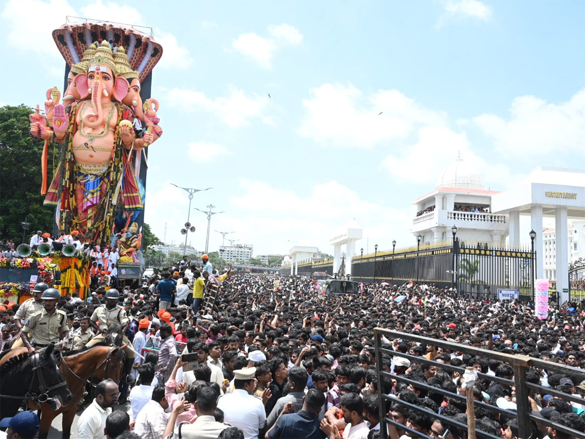 ఖైరతాబాద్ బడా గణేష్ శోభాయాత్రలో కిక్కిరిసిన జనం (ఫొటోలు) | Khairatabad ...