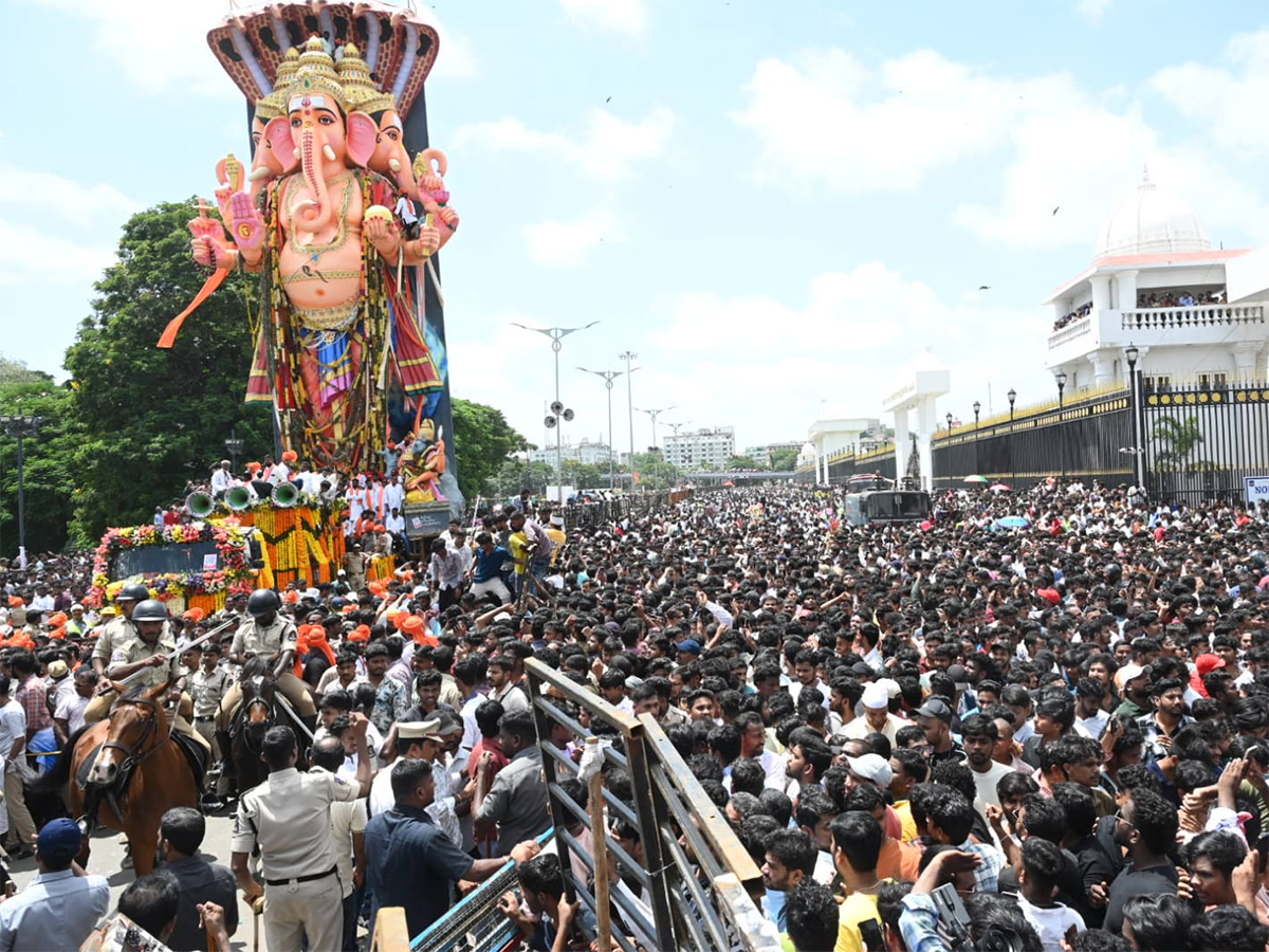 ఖైరతాబాద్ బడా గణేష్ శోభాయాత్రలో కిక్కిరిసిన జనం (ఫొటోలు) | Khairatabad ...
