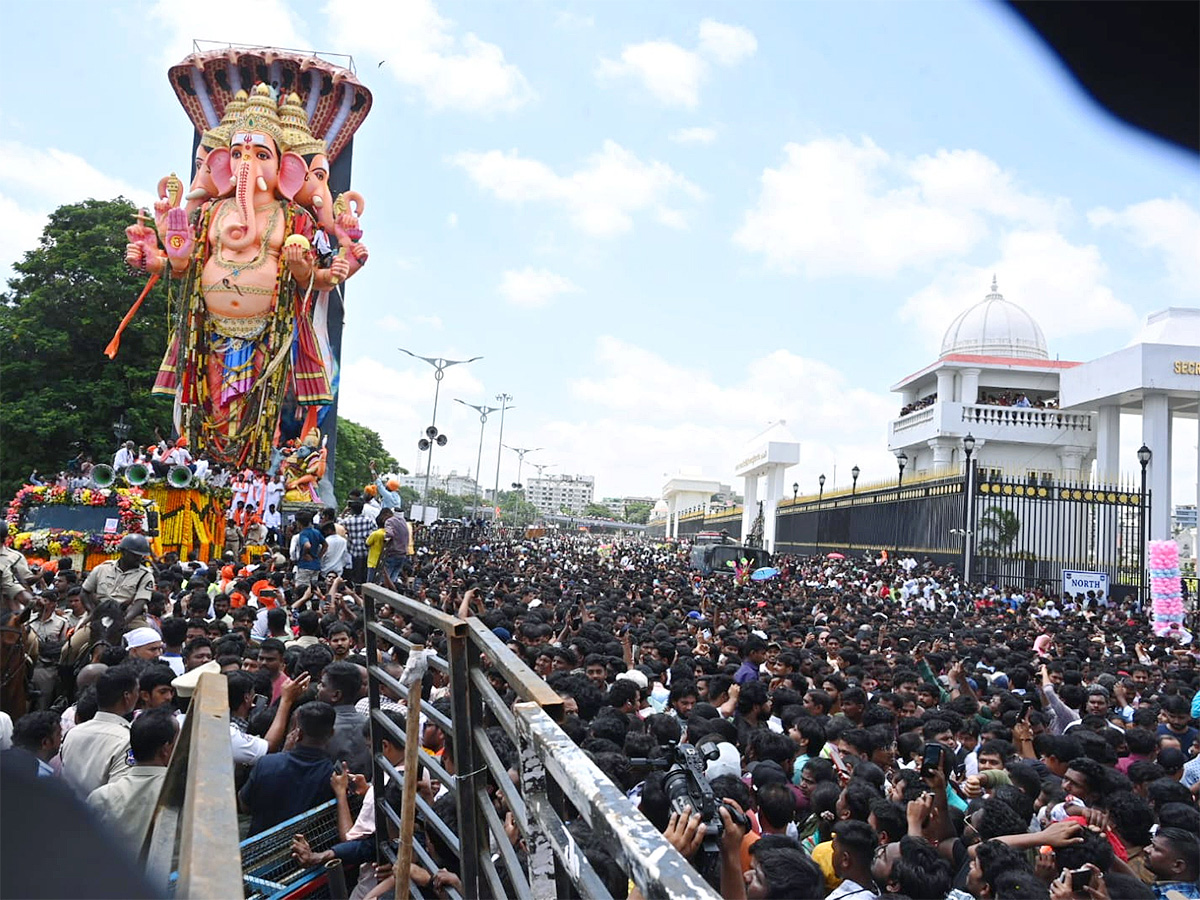 ఖైరతాబాద్ బడా గణేష్ శోభాయాత్రలో కిక్కిరిసిన జనం (ఫొటోలు) | Khairatabad ...