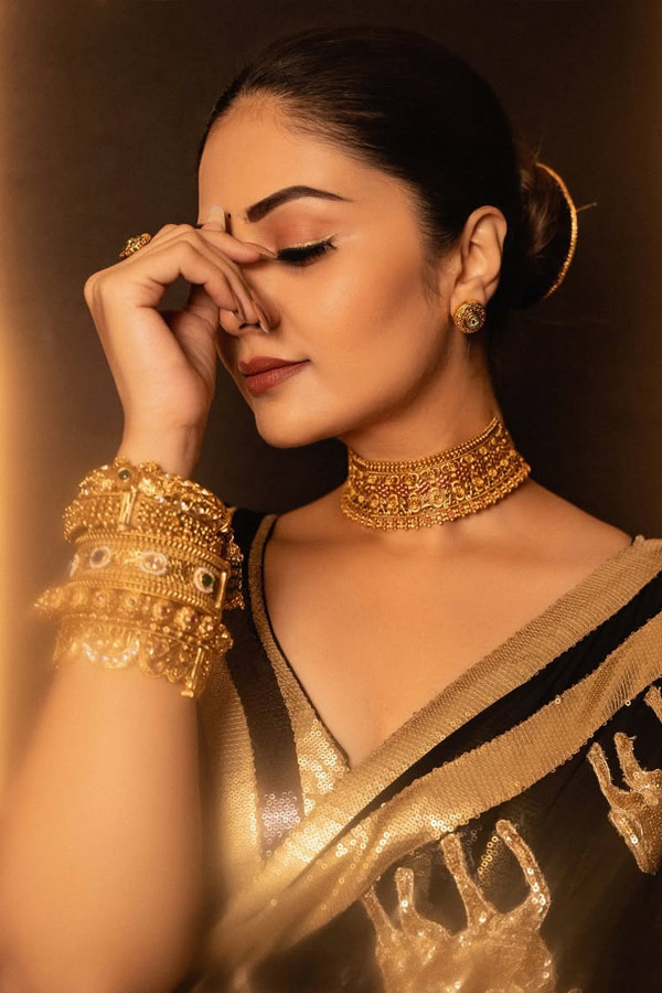బ్లాక్ శారీలో మెరిసిపోతున్న యాంకర్ శ్రీముఖి (ఫోటోలు) | Anchor And ...