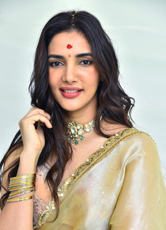 కత్తిలాంటి హీరోయిన్‌ని పట్టేసిన సుడిగాలి సుధీర్! (ఫొటోలు) | Hilesso ...