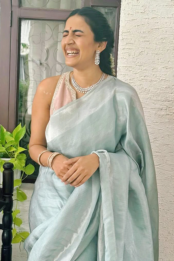 ఫెస్టివ్‌ మూడ్‌..ప్రెటీ శారీ..ఫన్నీ కాప్షన్‌ ప్లీజ్‌అంటున్న ఈ భామను ...