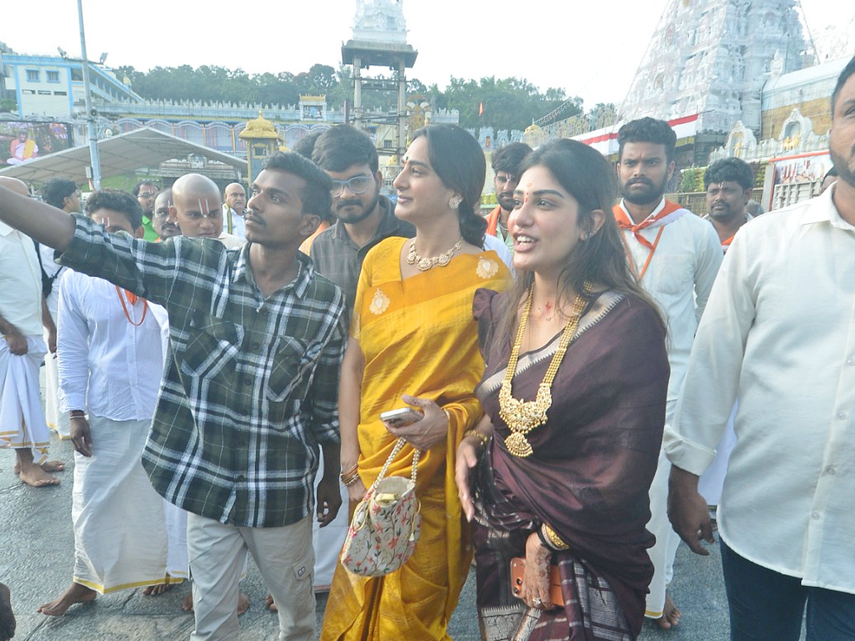 కూతురితో తిరుమలలో సురేఖ వాణి (ఫోటోలు) | Actor Surekha Vani and Her ...
