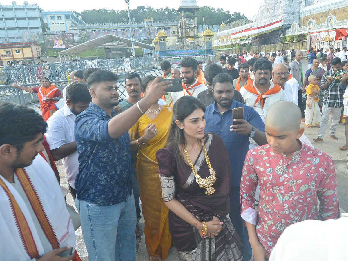 కూతురితో తిరుమలలో సురేఖ వాణి (ఫోటోలు) | Actor Surekha Vani and Her ...