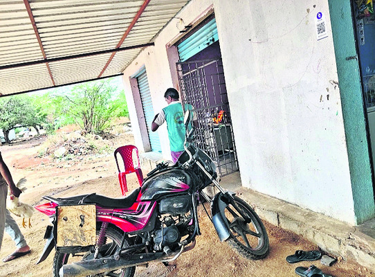 గుళ్లో దొంగలు పడ్డారు! | - | Sakshi