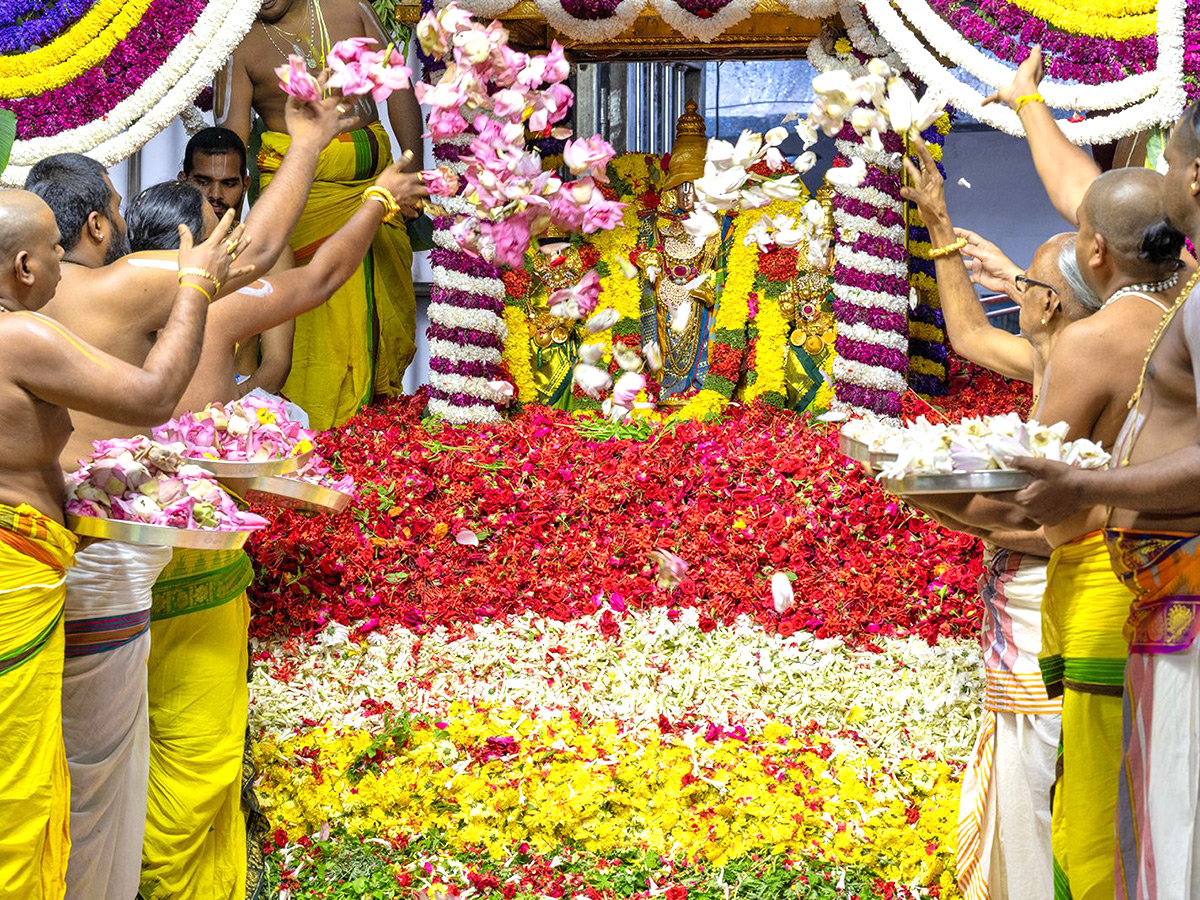 తిరుమలలో వైభవంగా శ్రీవారికి పుష్పయాగం (ఫోటోలు) | Grand Pushpayagam ...
