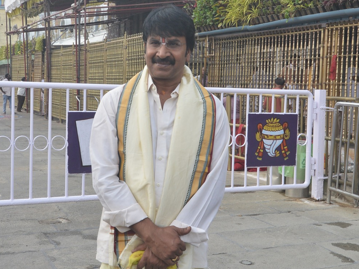 తిరుమల శ్రీవారి సేవలో హీరోయిన్ అంజలి (ఫొటోలు) | Actress Anjali And ...