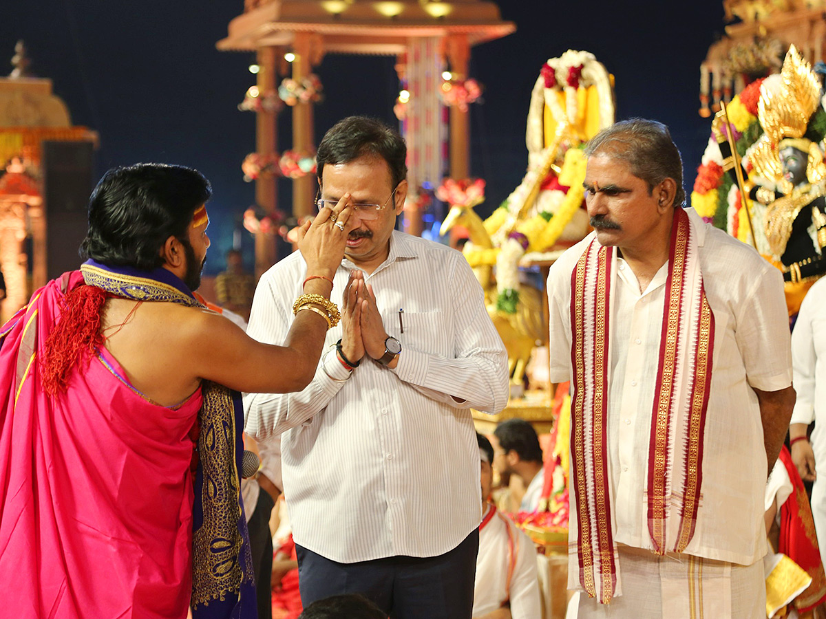 హైదరాబాద్ : ఘనంగా కోటి దీపోత్సవం..హాజరైన వీసీ సజ్జనార్ (ఫొటోలు) | Koti ...