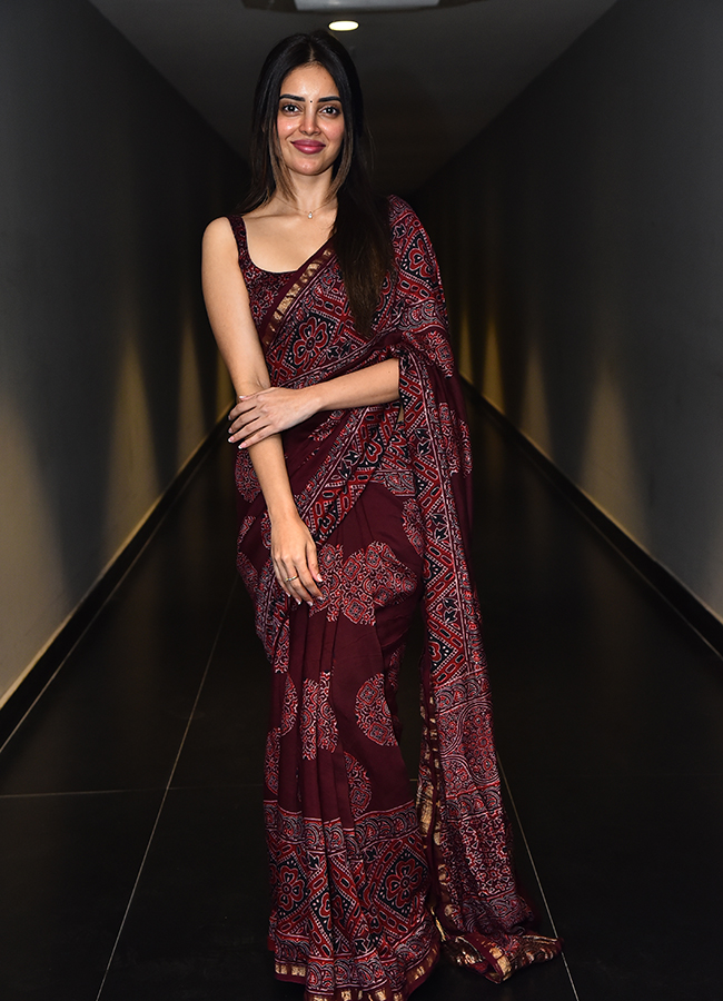 చీరకట్టులో కేక పెట్టించిన కుషిత కల్లపు లేటెస్ట్ (ఫొటోలు) | 3 Roses ...