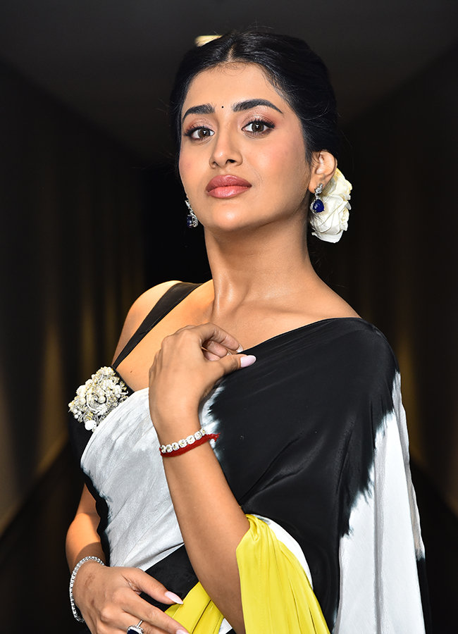 హీరోయిన్ రాశి సింగ్ అందాలు... శారీ ఫోటోషూట్ చూశారా? (ఫొటోలు ...