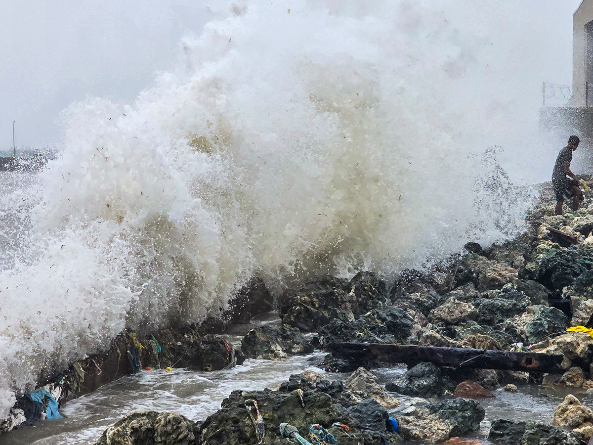 వణికిస్తున్న ‘దిత్వా’ తుపాను (ఫొటోలు) | Cyclone Ditwah Live Updates ...