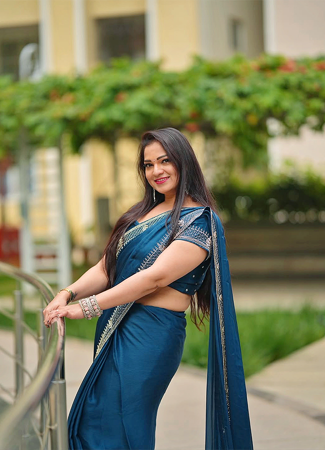 చీరలో కిక్‌ ఇచ్చే ఫోజులతో బిగ్‌బాస్‌ 'అశ్విని శ్రీ ' (ఫోటోలు) | Bigg ...