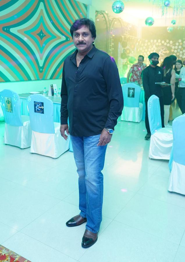 రెట్రో ఎడిషన్ స్టైల్ థీమ్‌ పార్టీ ఫ్యాషన్ షో..మెరిసిన సెలబ్రిటీలు ...