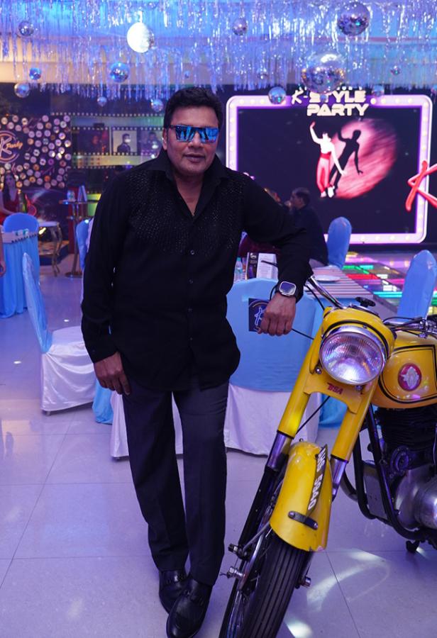 రెట్రో ఎడిషన్ స్టైల్ థీమ్‌ పార్టీ ఫ్యాషన్ షో..మెరిసిన సెలబ్రిటీలు ...