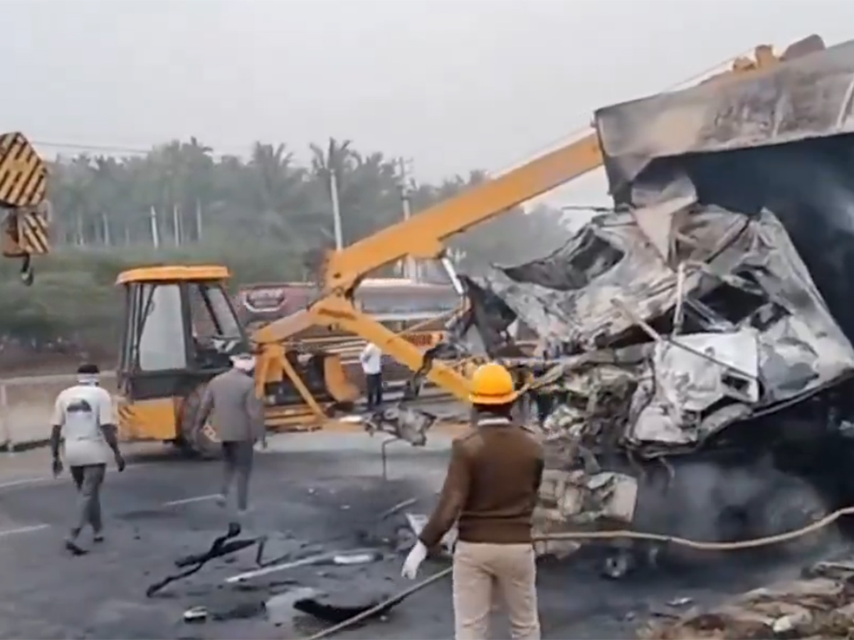 కర్నూల్ ఇన్సిడెంట్ కర్ణాటకలో రిపీట్! (చిత్రాలు) | Bus Accident At ...