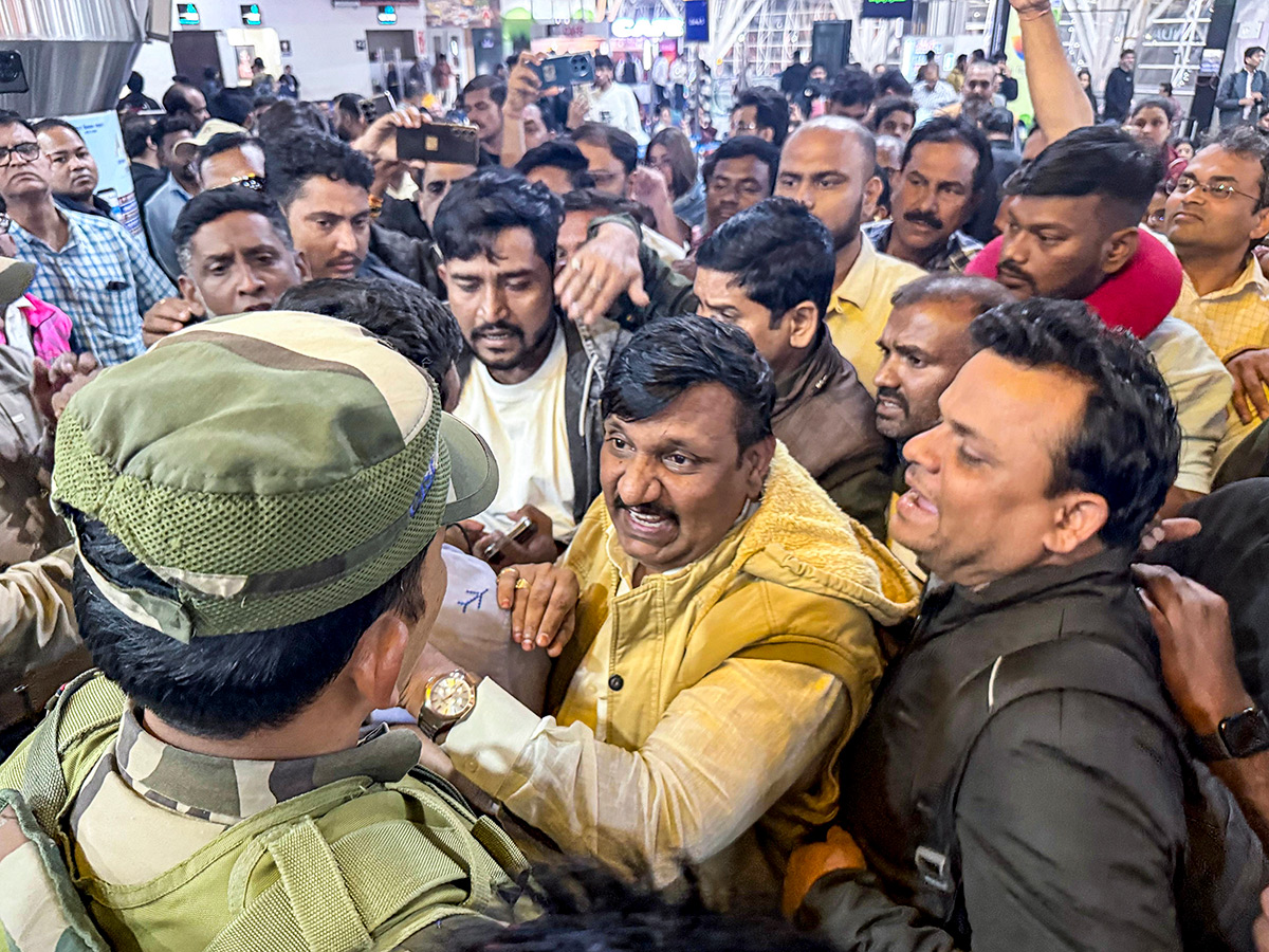 ఎగరని విమానాలు.. ఎయిర్‌పోర్టుల్లో ఇండిగో ప్యాసింజర్ల కష్టాలు చూశారా ...