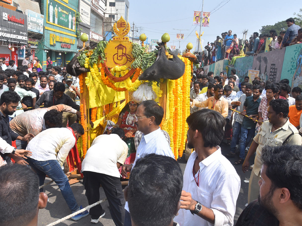 ఏలూరు : వెళ్లి రావమ్మా..గంగానమ్మ (ఫొటోలు) | Eluru Ganganamma Jatara ...