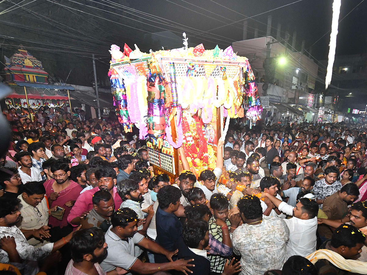 ఉయ్యూరు : నేత్ర పర్వం.. ఊయల ఉత్సవం (ఫొటోలు) | Veeramma Thalli Ooyala ...