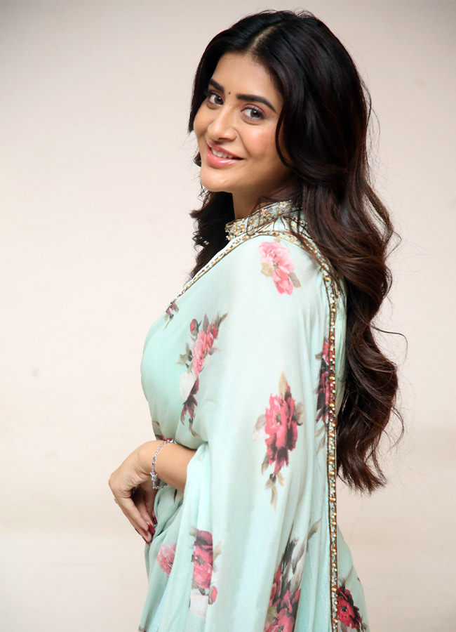 పూల చీరలో రాశీసింగ్ మరింత అందంగా (ఫొటోలు) | Rashi Singh looks even more ...