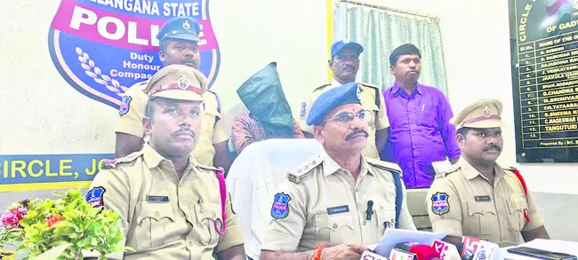 వివాహేతర బంధానికి అడ్డుగా ఉన్నాడనే హత్య | - | Sakshi