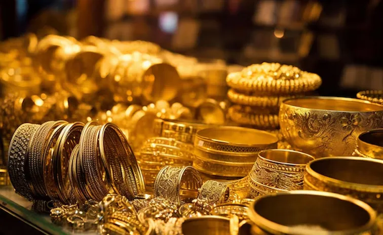 పసిడి ధరల పతనం.. ఒకే రోజులో భారీ తగ్గుదల! | Gold Prices Fall Suddenly ...